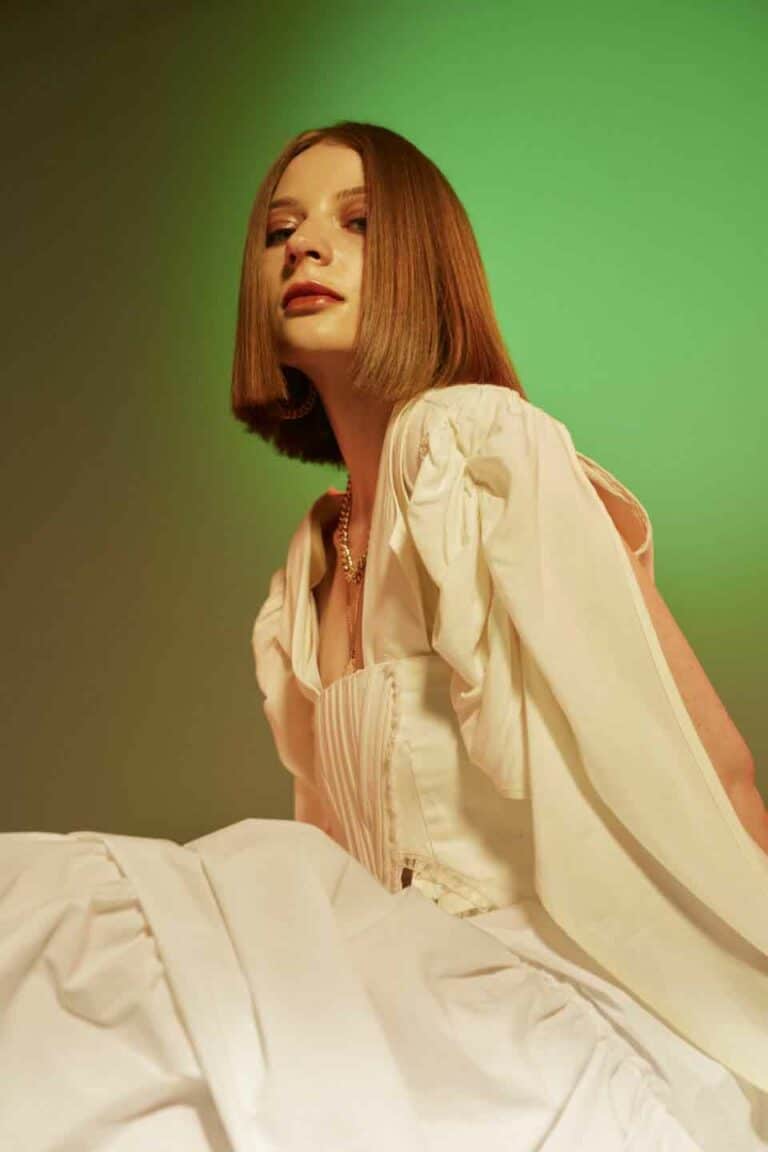 ooes (Elizabeth Mayer): Biography of the singer - Salve Music